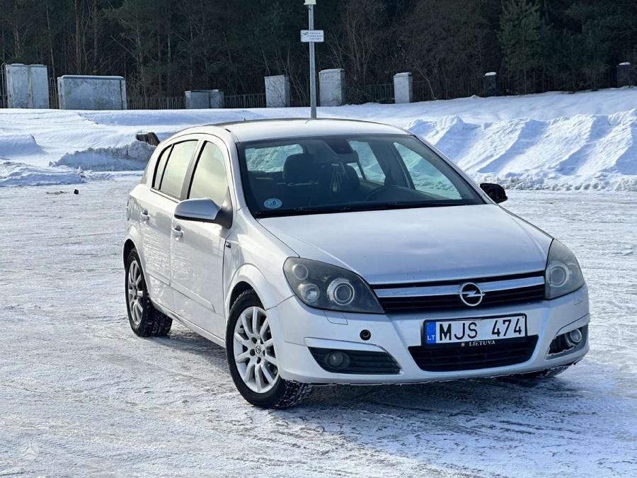Grey Opel Astra 2004 in Vilnius, with an engine capacity of 1.69 L and mileage of 300 thousand km for 499 €, photo 2 on AUTOMOTO.COM.LV