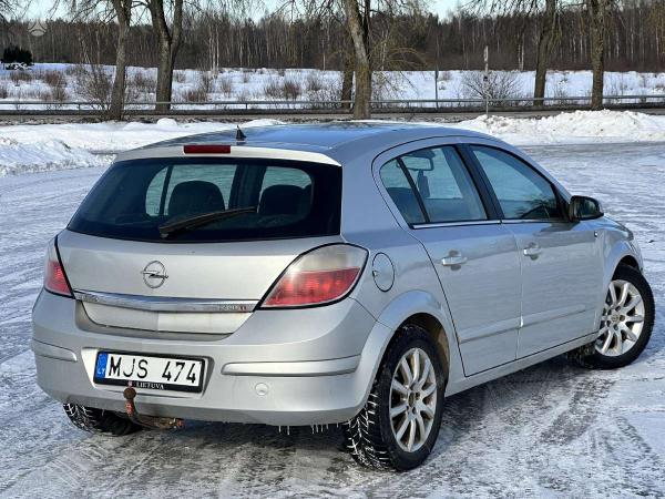 Grey Opel Astra 2004 in Vilnius, with an engine capacity of 1.69 L and mileage of 300 thousand km for 499 €, photo 3 on AUTOMOTO.COM.LV