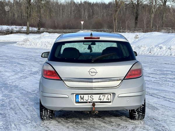 Grey Opel Astra 2004 in Vilnius, with an engine capacity of 1.69 L and mileage of 300 thousand km for 499 €, photo 4 on AUTOMOTO.COM.LV