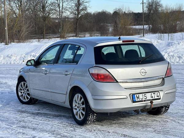 Grey Opel Astra 2004 in Vilnius, with an engine capacity of 1.69 L and mileage of 300 thousand km for 499 €, photo 5 on AUTOMOTO.COM.LV