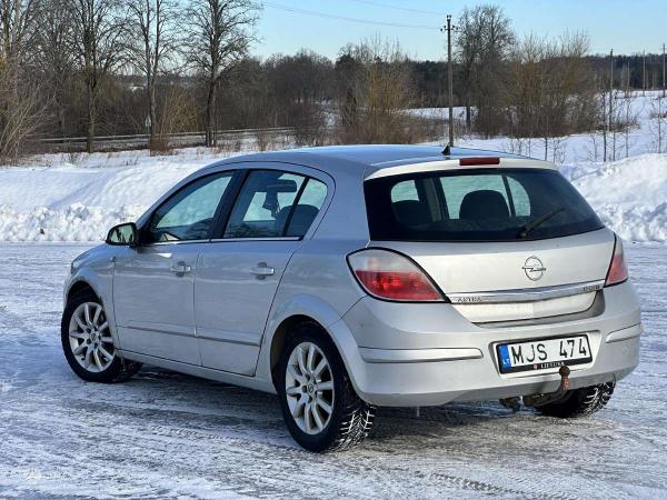 Grey Opel Astra 2004 in Vilnius, with an engine capacity of 1.69 L and mileage of 300 thousand km for 499 €, photo 6 on AUTOMOTO.COM.LV
