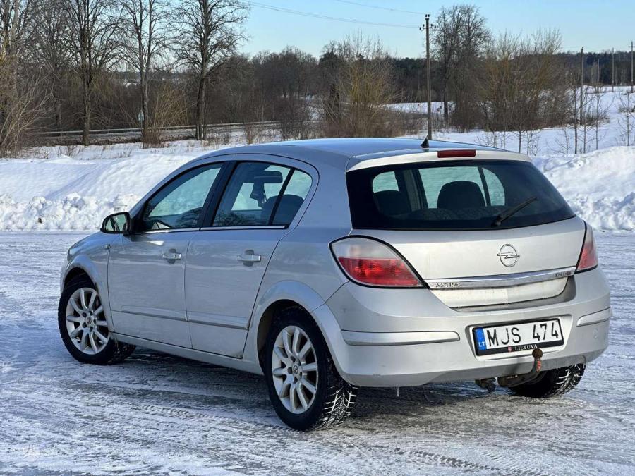 Grey Opel Astra 2004 in Vilnius, with an engine capacity of 1.69 L and mileage of 300 thousand km for 499 €, photo 6 on AUTOMOTO.COM.LV