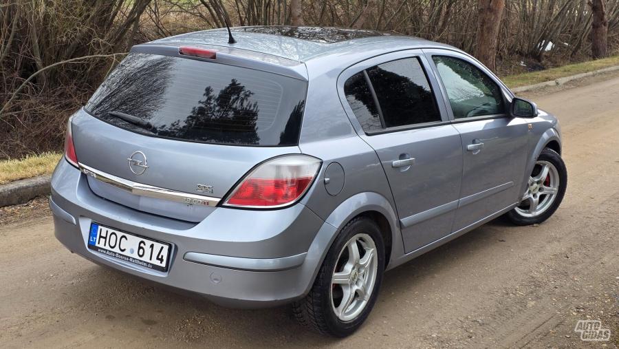 Pelēks Opel Astra 2004 Mažeikiai, ar dzinēja tilpumu 1.90 L un nobraukumu 400 tūkst. km par 750 €, foto 2 vietnē AUTOMOTO.COM.LV