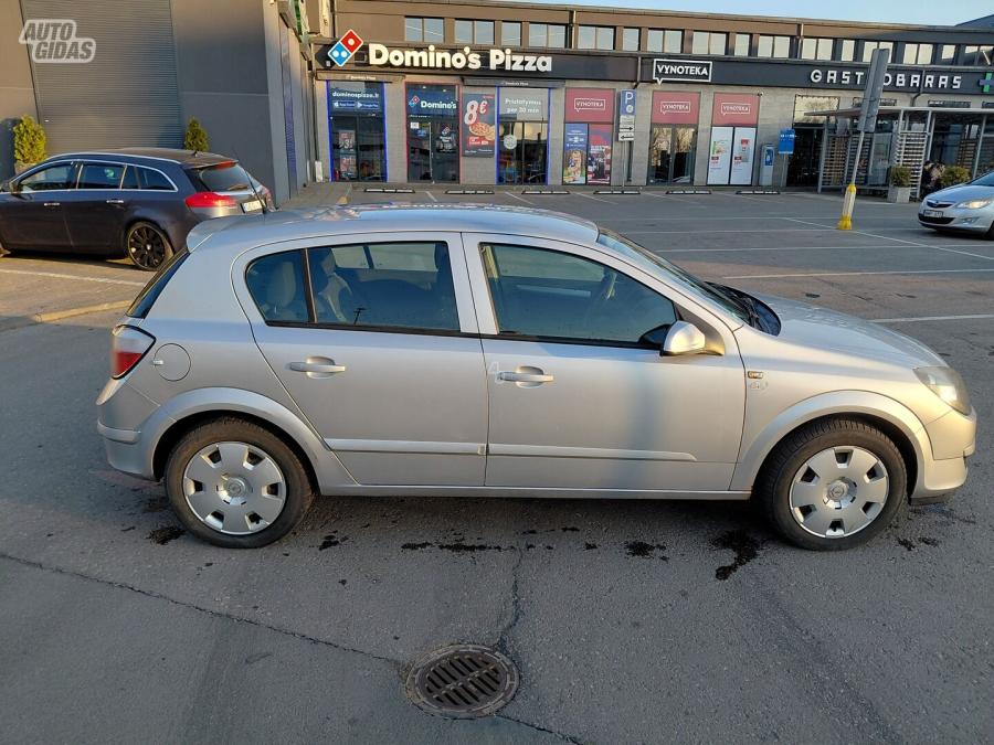 Grey Opel Astra 2004 in Vilnius, with an engine capacity of 1.40 L and mileage of 229 thousand km for 1200 €, photo 2 on AUTOMOTO.COM.LV
