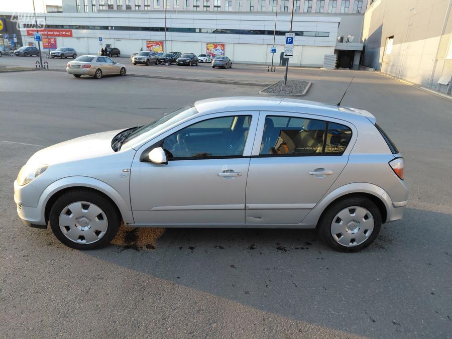 Grey Opel Astra 2004 in Vilnius, with an engine capacity of 1.40 L and mileage of 229 thousand km for 1200 €, photo 4 on AUTOMOTO.COM.LV