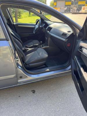 Grey Opel Astra 2004 in Kazlu Ruda, with an engine capacity of 1.60 L and mileage of 266 thousand km for 1050 €, photo 9 on AUTOMOTO.COM.LV