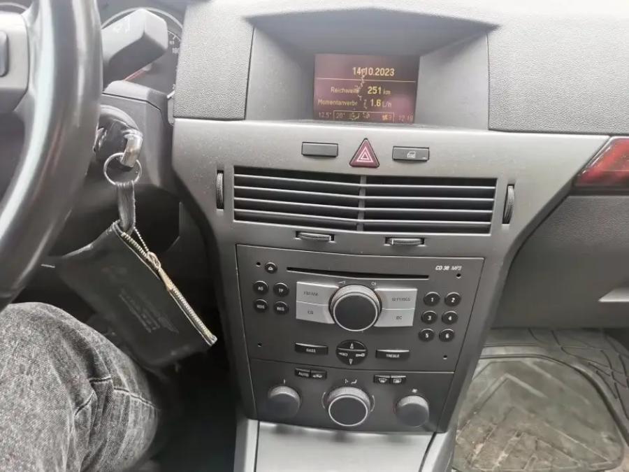 Pelēks Opel Astra 2004 Kuldīga, ar dzinēja tilpumu 1.80 L un nobraukumu 273 tūkst. km par 520 €, foto 8 vietnē AUTOMOTO.COM.LV