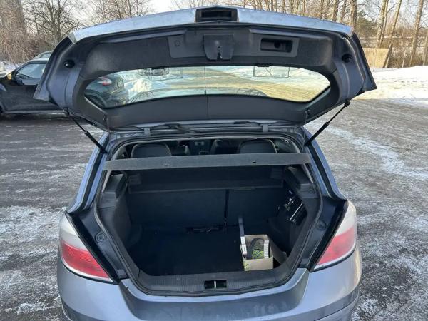 Grey Opel Astra 2004 in Limbazi, with an engine capacity of 1.70 L and mileage of 289 thousand km for 850 €, photo 7 on AUTOMOTO.COM.LV