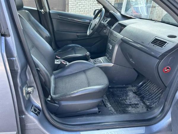 Grey Opel Astra 2004 in Limbazi, with an engine capacity of 1.70 L and mileage of 289 thousand km for 850 €, photo 10 on AUTOMOTO.COM.LV