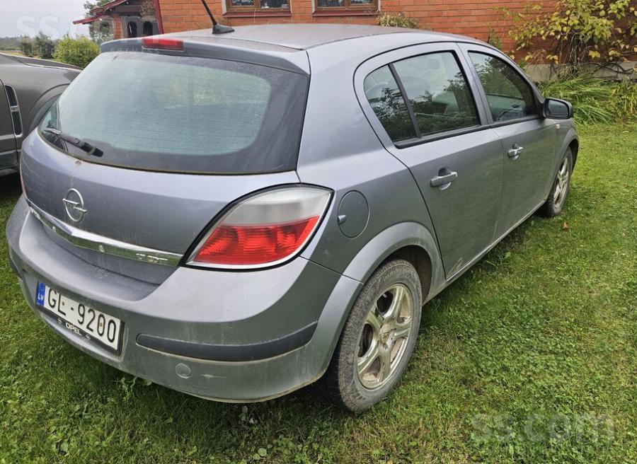 Pelēks Opel Astra 2004 Alūksne, ar dzinēja tilpumu 1.70 L un nobraukumu 305 tūkst. km par 1200 €, foto 3 vietnē AUTOMOTO.COM.LV