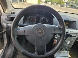 Pelēks Opel Astra 2004 Kauņa, ar dzinēja tilpumu 1.70 L un nobraukumu 355 tūkst. km par 499 €, foto 24 vietnē AUTOMOTO.COM.LV
