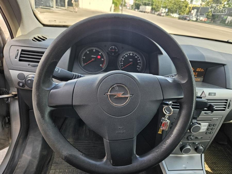 Pelēks Opel Astra 2004 Kauņa, ar dzinēja tilpumu 1.70 L un nobraukumu 355 tūkst. km par 499 €, foto 24 vietnē AUTOMOTO.COM.LV