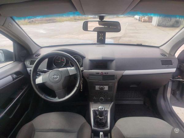 Grey Opel Astra 2004 in Radviliskis, with an engine capacity of 1.69 L and mileage of 242 thousand km for 600 €, photo 4 on AUTOMOTO.COM.LV
