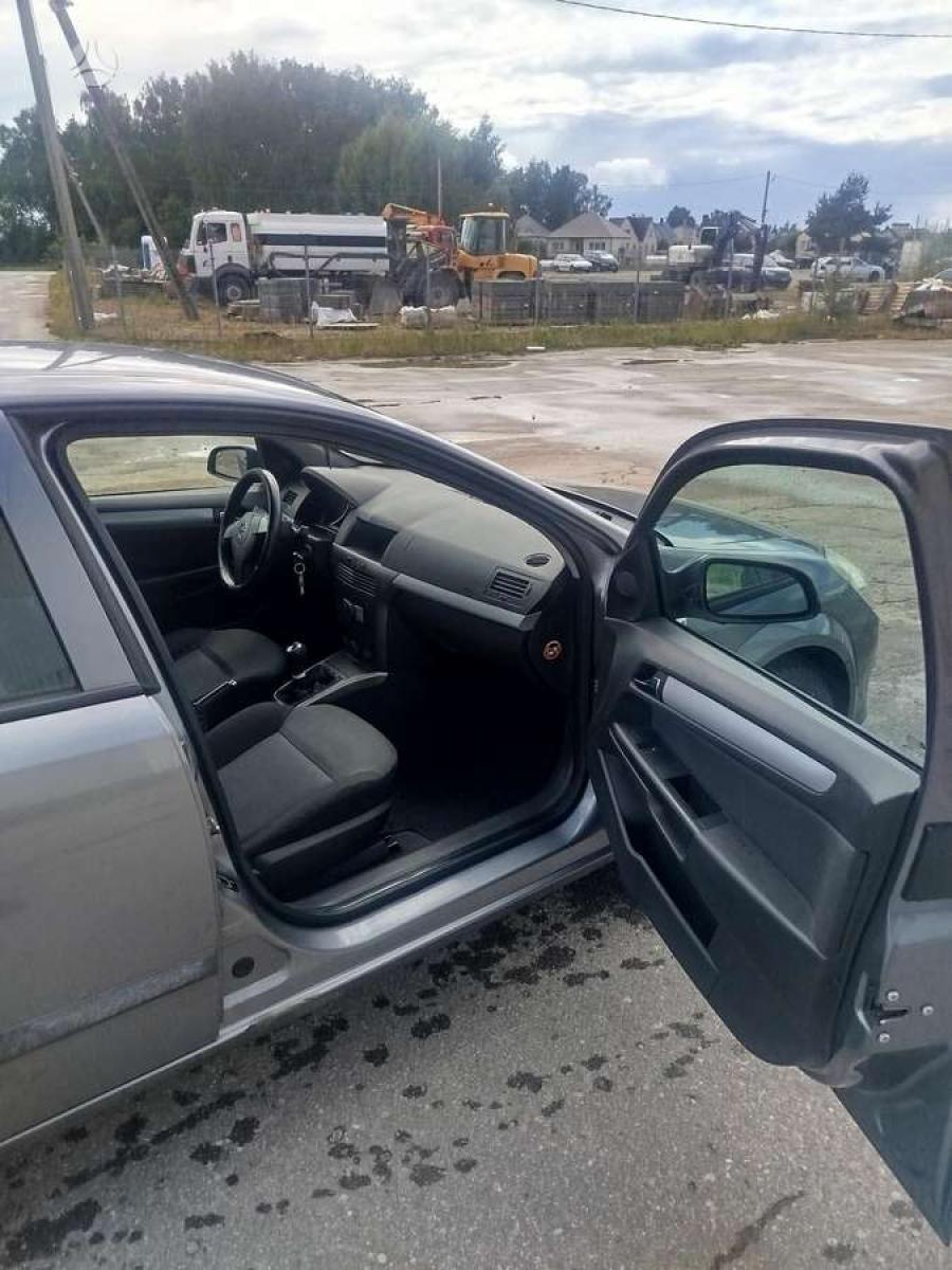 Pelēks Opel Astra 2004 Radviliškis, ar dzinēja tilpumu 1.69 L un nobraukumu 242 tūkst. km par 600 €, foto 6 vietnē AUTOMOTO.COM.LV