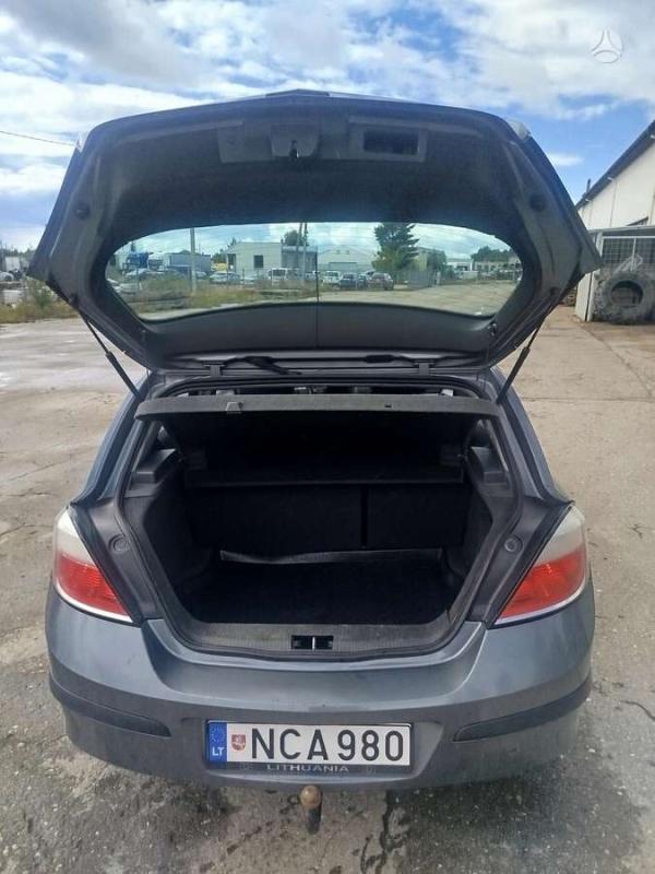 Grey Opel Astra 2004 in Radviliskis, with an engine capacity of 1.69 L and mileage of 242 thousand km for 600 €, photo 9 on AUTOMOTO.COM.LV