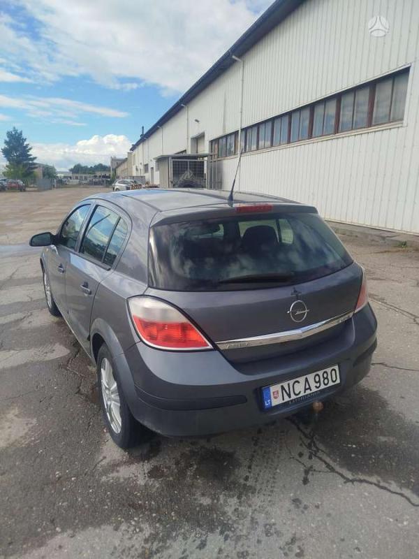 Grey Opel Astra 2004 in Radviliskis, with an engine capacity of 1.69 L and mileage of 242 thousand km for 600 €, photo 10 on AUTOMOTO.COM.LV