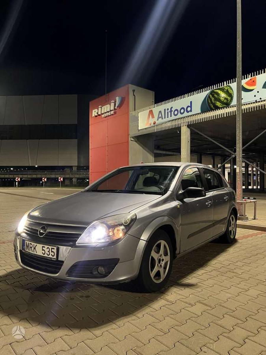 Grey Opel Astra 2004 in Vilnius, with an engine capacity of 1.69 L and mileage of 230 thousand km for 850 €, photo 1 on AUTOMOTO.COM.LV