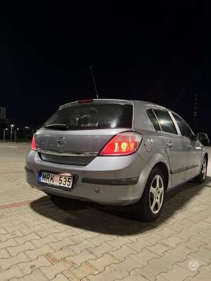 Grey Opel Astra 2004 in Vilnius, with an engine capacity of 1.69 L and mileage of 230 thousand km for 850 €, photo 4 on AUTOMOTO.COM.LV