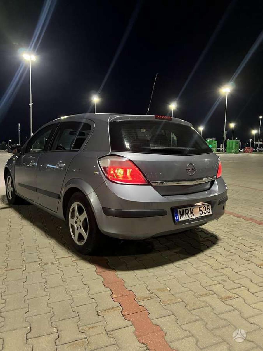 Grey Opel Astra 2004 in Vilnius, with an engine capacity of 1.69 L and mileage of 230 thousand km for 850 €, photo 5 on AUTOMOTO.COM.LV