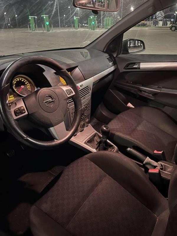 Pelēks Opel Astra 2004 Viļņa, ar dzinēja tilpumu 1.69 L un nobraukumu 230 tūkst. km par 850 €, foto 5 vietnē AUTOMOTO.COM.LV
