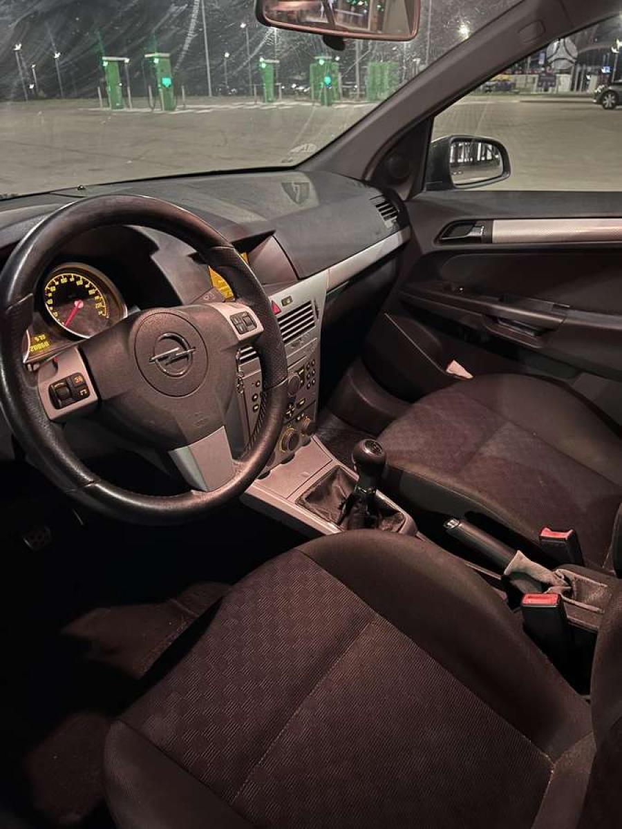 Grey Opel Astra 2004 in Vilnius, with an engine capacity of 1.69 L and mileage of 230 thousand km for 850 €, photo 6 on AUTOMOTO.COM.LV