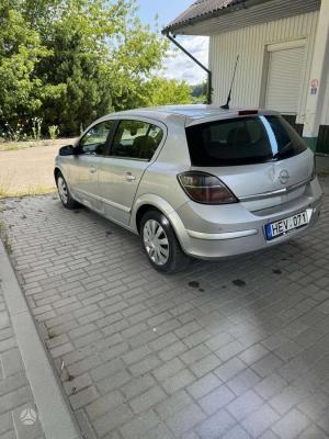 Grey Opel Astra 2004 in Birzai, with an engine capacity of 1.69 L and mileage of 330 thousand km for 430 €, photo 3 on AUTOMOTO.COM.LV