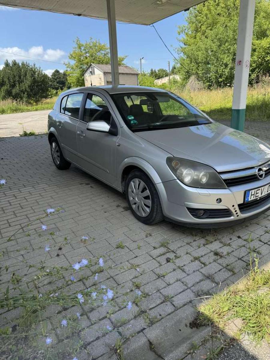 Grey Opel Astra 2004 in Birzai, with an engine capacity of 1.69 L and mileage of 330 thousand km for 430 €, photo 4 on AUTOMOTO.COM.LV