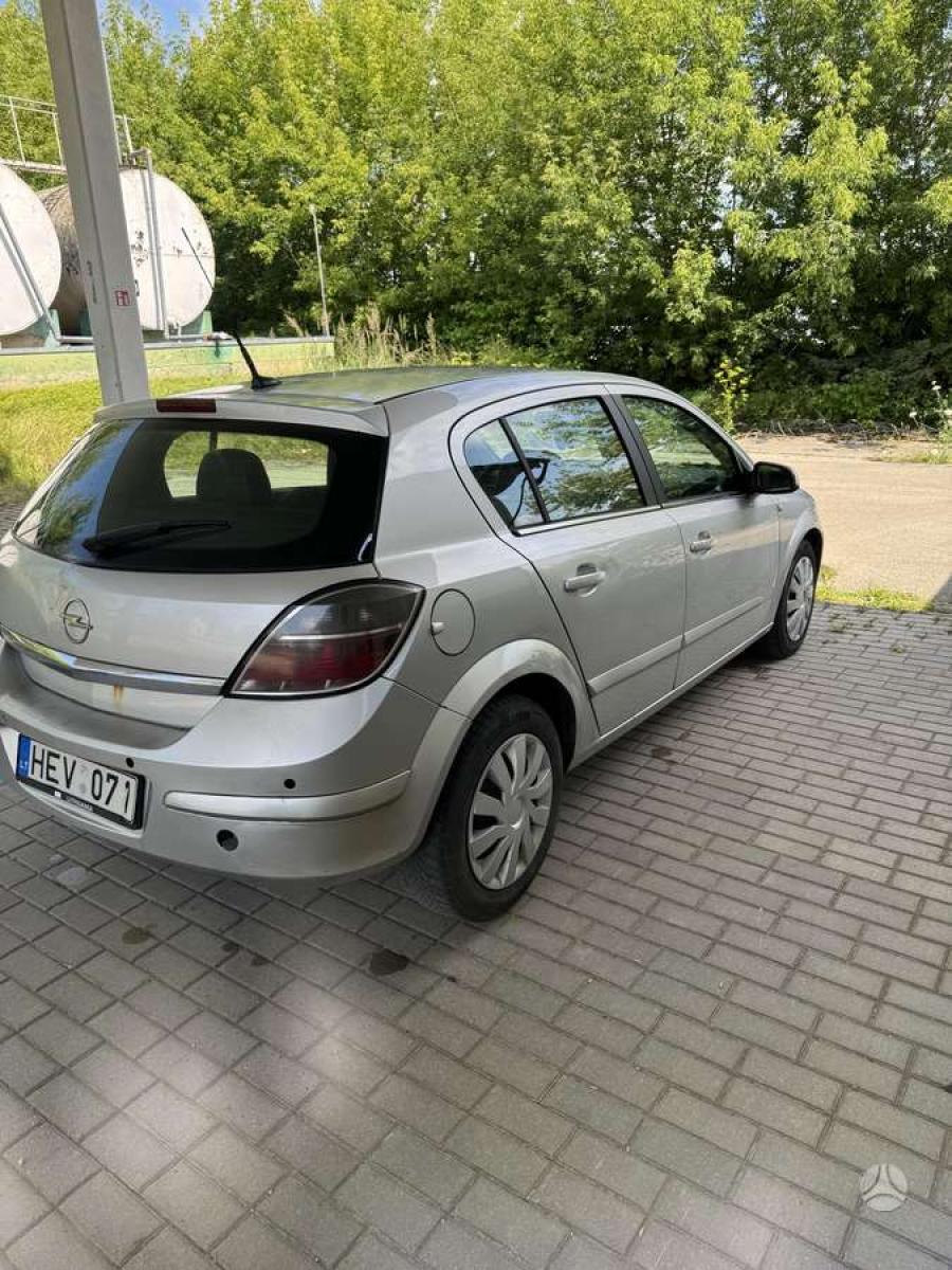 Grey Opel Astra 2004 in Birzai, with an engine capacity of 1.69 L and mileage of 330 thousand km for 430 €, photo 5 on AUTOMOTO.COM.LV