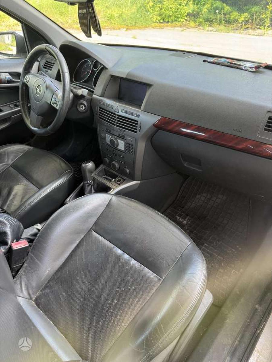 Grey Opel Astra 2004 in Birzai, with an engine capacity of 1.69 L and mileage of 330 thousand km for 430 €, photo 6 on AUTOMOTO.COM.LV