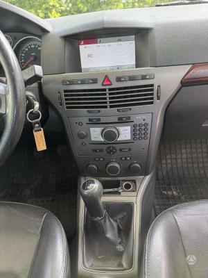 Grey Opel Astra 2004 in Birzai, with an engine capacity of 1.69 L and mileage of 330 thousand km for 430 €, photo 7 on AUTOMOTO.COM.LV