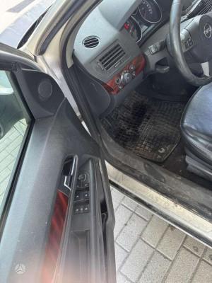 Grey Opel Astra 2004 in Birzai, with an engine capacity of 1.69 L and mileage of 330 thousand km for 430 €, photo 9 on AUTOMOTO.COM.LV