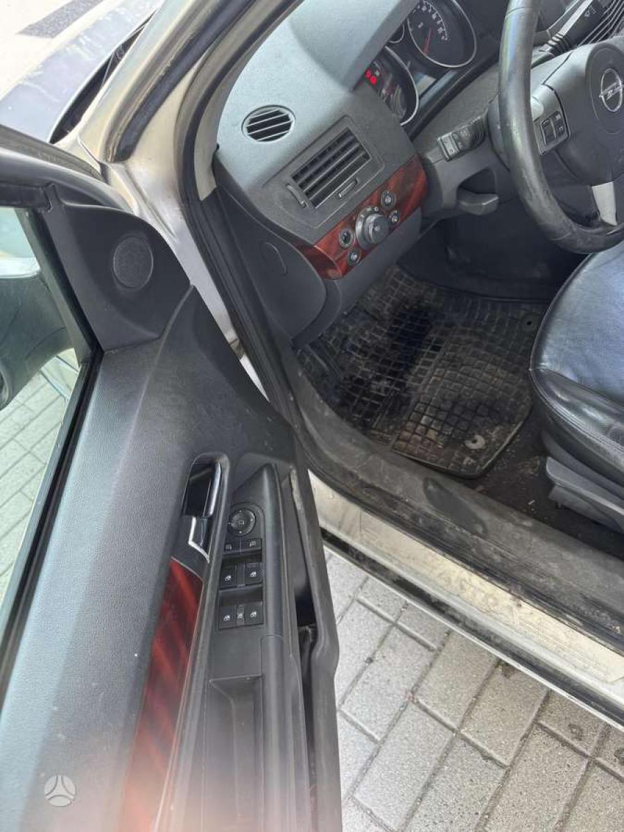 Grey Opel Astra 2004 in Birzai, with an engine capacity of 1.69 L and mileage of 330 thousand km for 430 €, photo 9 on AUTOMOTO.COM.LV
