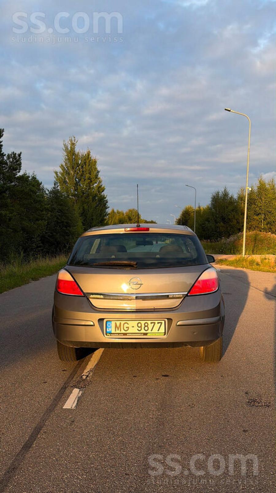Pelēks Opel Astra 2004 Tukums, ar dzinēja tilpumu 1.70 L un nobraukumu 253 tūkst. km par 1200 €, foto 4 vietnē AUTOMOTO.COM.LV