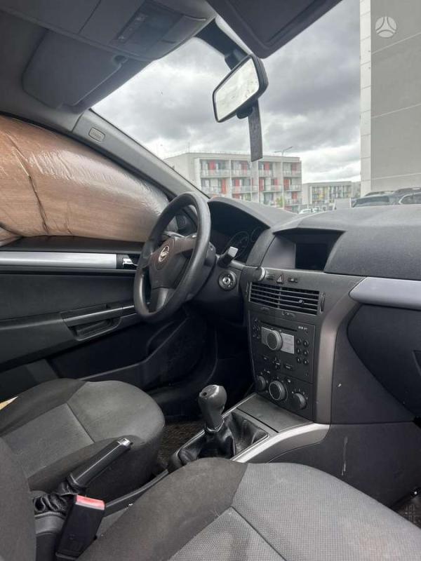 Pelēks Opel Astra 2004 Klaipėda, ar dzinēja tilpumu 1.69 L un nobraukumu 250 tūkst. km par 900 €, foto 1 vietnē AUTOMOTO.COM.LV