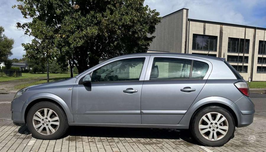 Grey Opel Astra 2004 in Taurage, with an engine capacity of 1.69 L and mileage of 347 thousand km for 1050 €, photo 9 on AUTOMOTO.COM.LV