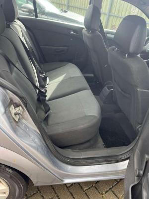Grey Opel Astra 2004 in Taurage, with an engine capacity of 1.69 L and mileage of 347 thousand km for 1050 €, photo 10 on AUTOMOTO.COM.LV