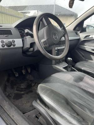 Grey Opel Astra 2004 in Taurage, with an engine capacity of 1.69 L and mileage of 347 thousand km for 1050 €, photo 13 on AUTOMOTO.COM.LV