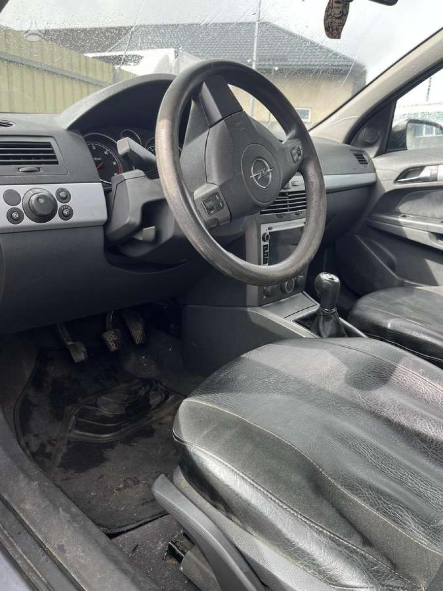 Grey Opel Astra 2004 in Taurage, with an engine capacity of 1.69 L and mileage of 347 thousand km for 1050 €, photo 13 on AUTOMOTO.COM.LV