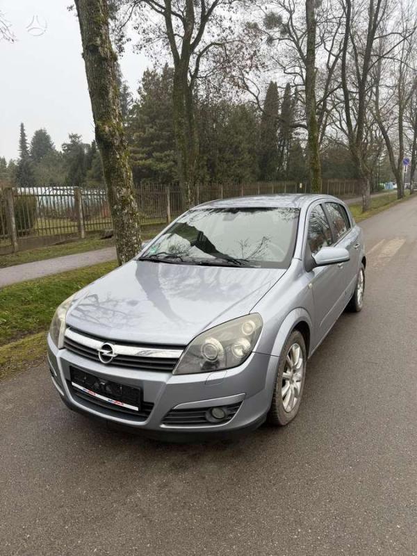 Grey Opel Astra 2005 in Kaunas, with an engine capacity of 1.91 L and mileage of 245 thousand km for 850 €, photo 1 on AUTOMOTO.COM.LV