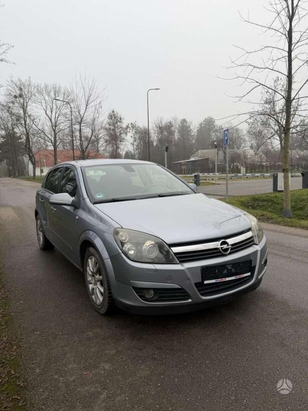 Grey Opel Astra 2005 in Kaunas, with an engine capacity of 1.91 L and mileage of 245 thousand km for 850 €, photo 2 on AUTOMOTO.COM.LV
