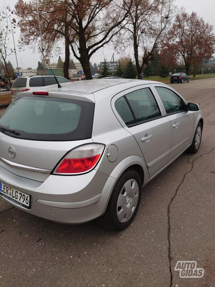 Pelēks Opel Astra 2005 Marijampole, ar dzinēja tilpumu 1.90 L un nobraukumu 134 tūkst. km par 1450 €, foto 5 vietnē AUTOMOTO.COM.LV