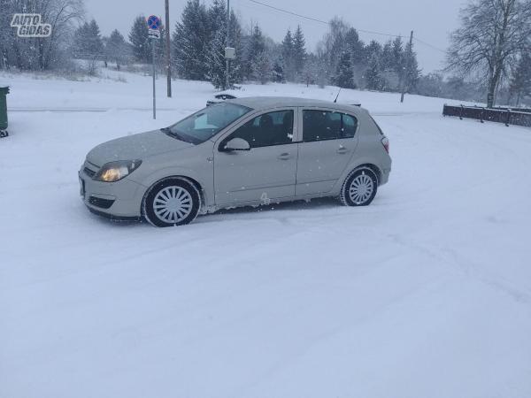 Pelēks Opel Astra 2005 Viļņa, ar dzinēja tilpumu 1.70 L un nobraukumu 275 tūkst. km par 725 €, foto 1 vietnē AUTOMOTO.COM.LV