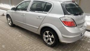 Grey Opel Astra 2005 in Vilnius, with an engine capacity of 1.60 L and mileage of 230 thousand km for 1550 €, photo 2 on AUTOMOTO.COM.LV