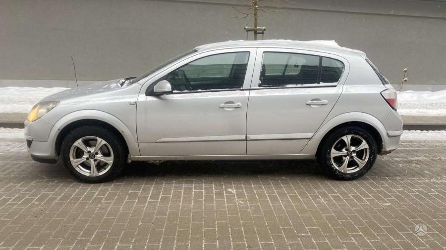 Grey Opel Astra 2005 in Vilnius, with an engine capacity of 1.60 L and mileage of 230 thousand km for 1550 €, photo 3 on AUTOMOTO.COM.LV