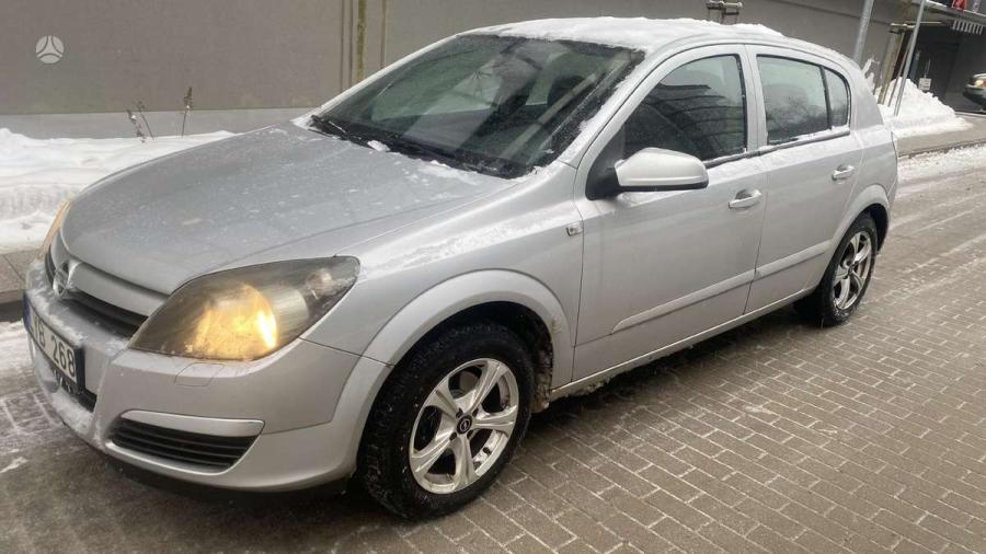 Grey Opel Astra 2005 in Vilnius, with an engine capacity of 1.60 L and mileage of 230 thousand km for 1550 €, photo 5 on AUTOMOTO.COM.LV