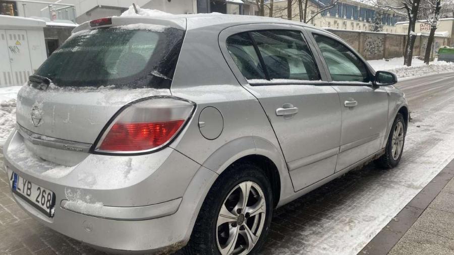Grey Opel Astra 2005 in Vilnius, with an engine capacity of 1.60 L and mileage of 230 thousand km for 1550 €, photo 9 on AUTOMOTO.COM.LV