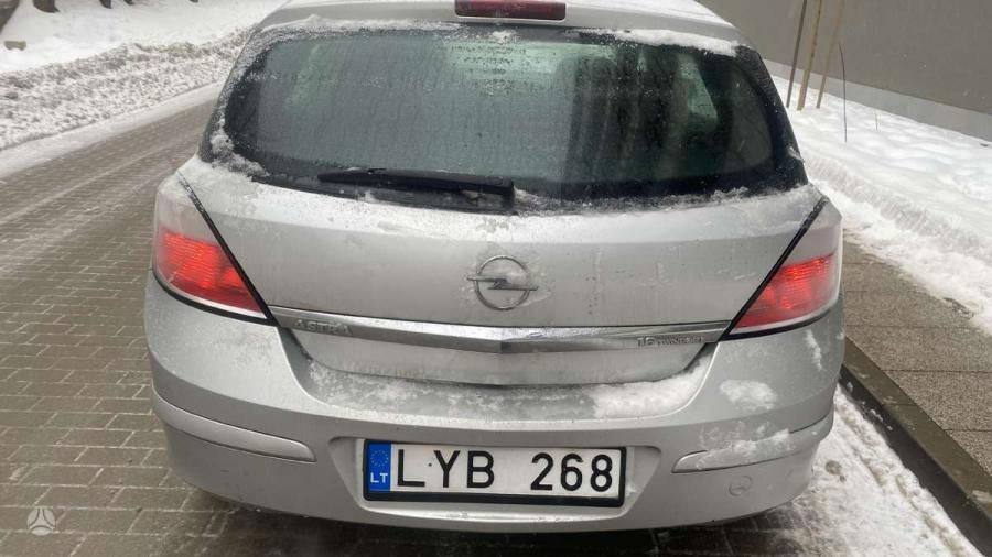 Grey Opel Astra 2005 in Vilnius, with an engine capacity of 1.60 L and mileage of 230 thousand km for 1550 €, photo 10 on AUTOMOTO.COM.LV