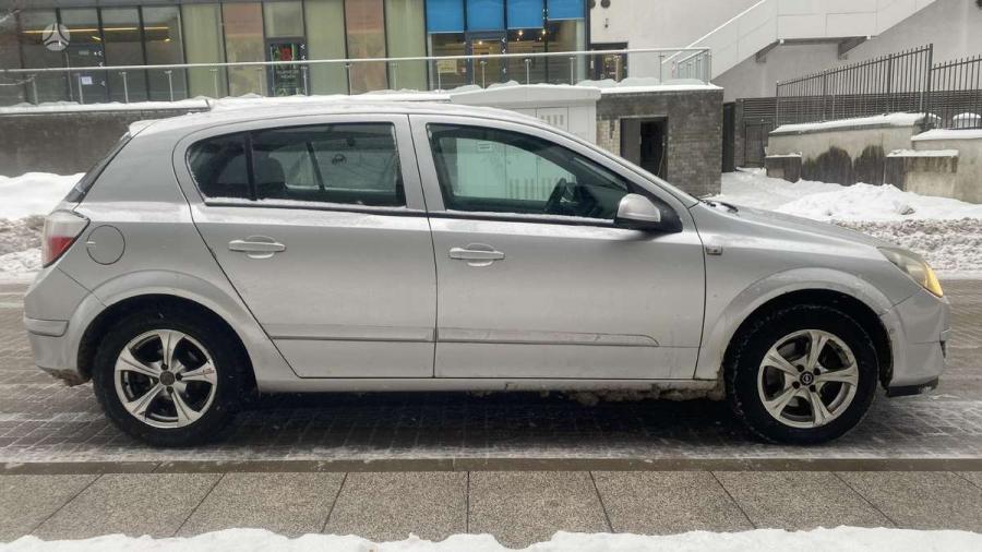 Grey Opel Astra 2005 in Vilnius, with an engine capacity of 1.60 L and mileage of 230 thousand km for 1550 €, photo 11 on AUTOMOTO.COM.LV