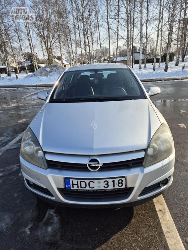 Grey Opel Astra 2005 in Siauliai, with an engine capacity of 1.60 L and mileage of 227 thousand km for 1200 €, photo 1 on AUTOMOTO.COM.LV
