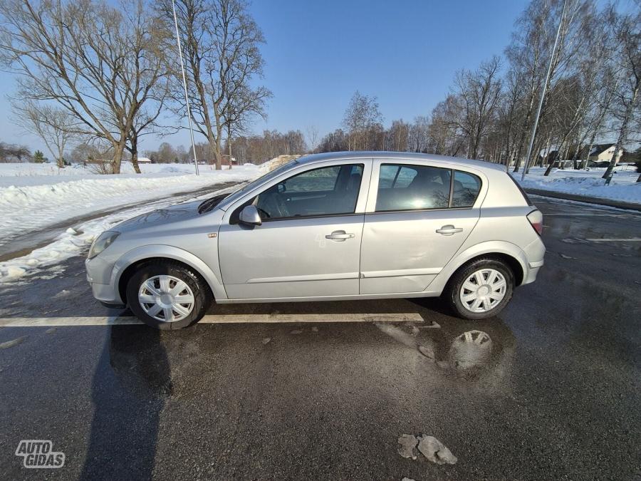 Grey Opel Astra 2005 in Siauliai, with an engine capacity of 1.60 L and mileage of 227 thousand km for 1200 €, photo 2 on AUTOMOTO.COM.LV